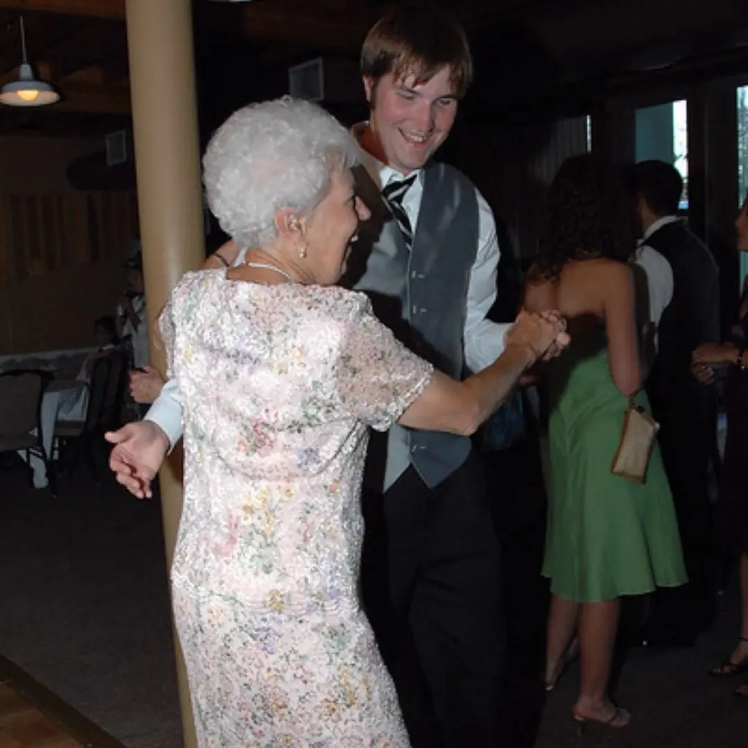 I brought my 89-year-old great-grandma to prom, and she became the star ...